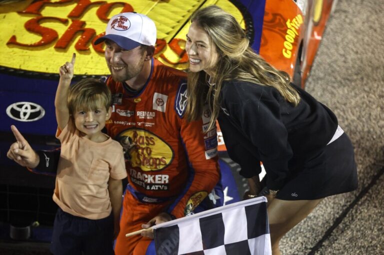 NASCAR: Briscoe triunfa en Darlington y pasa de ronda en los Playoffs ...
