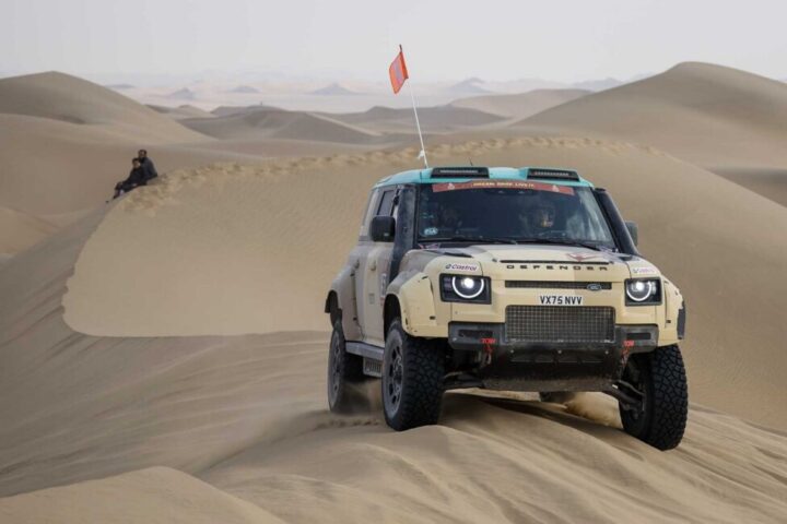 Baciuska es imbatible con el Defender en las dunas del Dakar 2026 ...